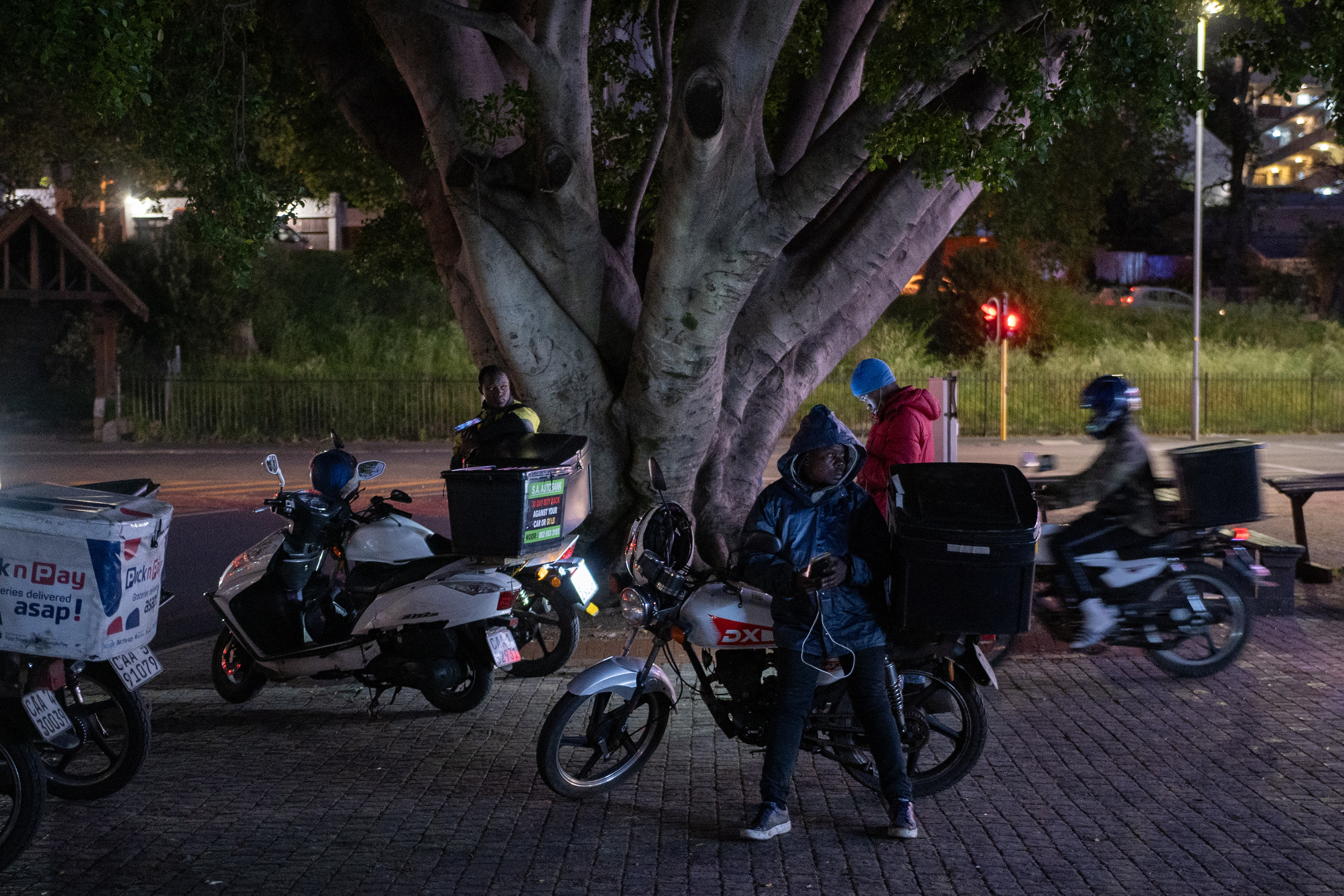 In photos: Bike delivery guys risk life and limb to deliver our goods ...