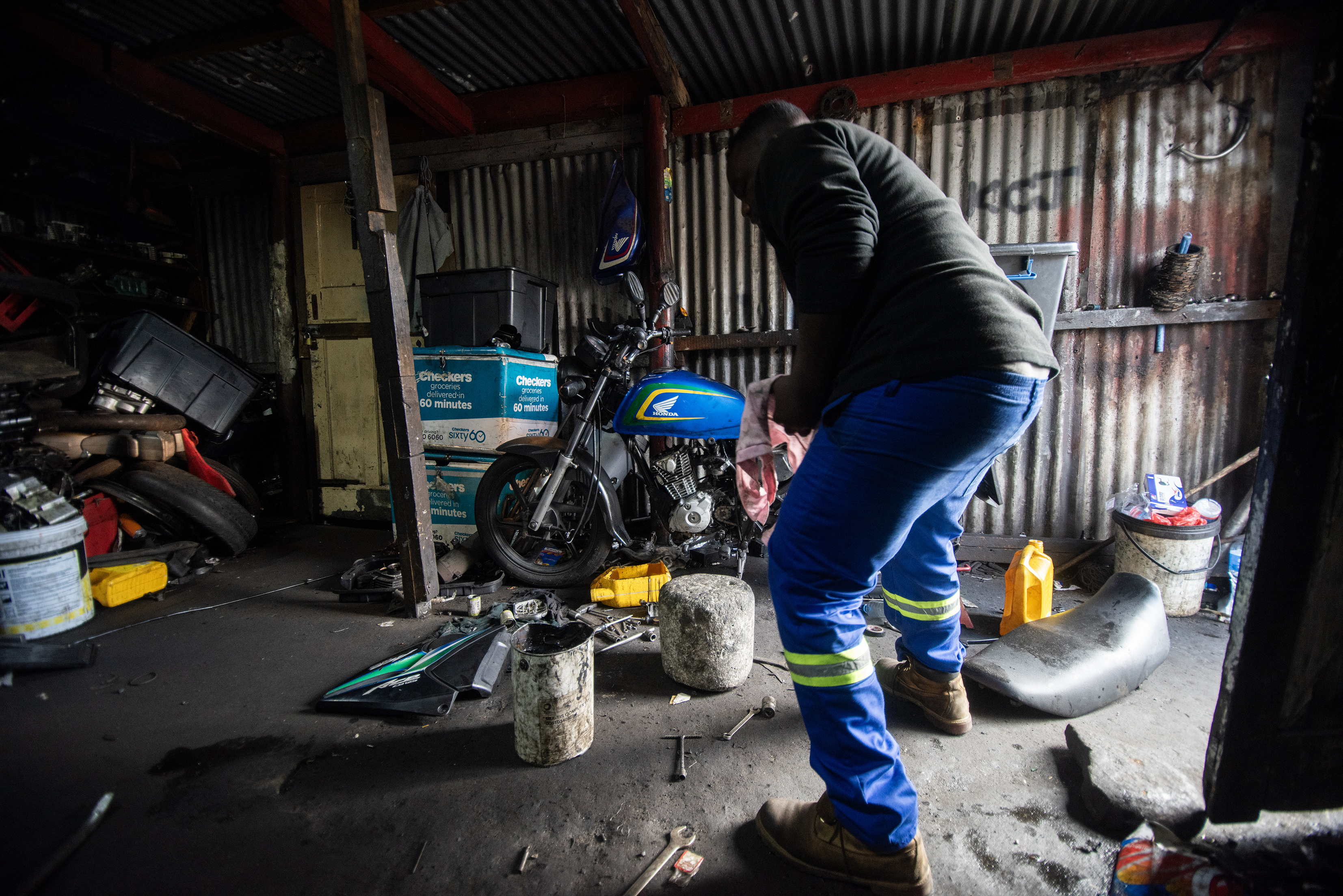 In photos: Bike delivery guys risk life and limb to deliver our goods ...