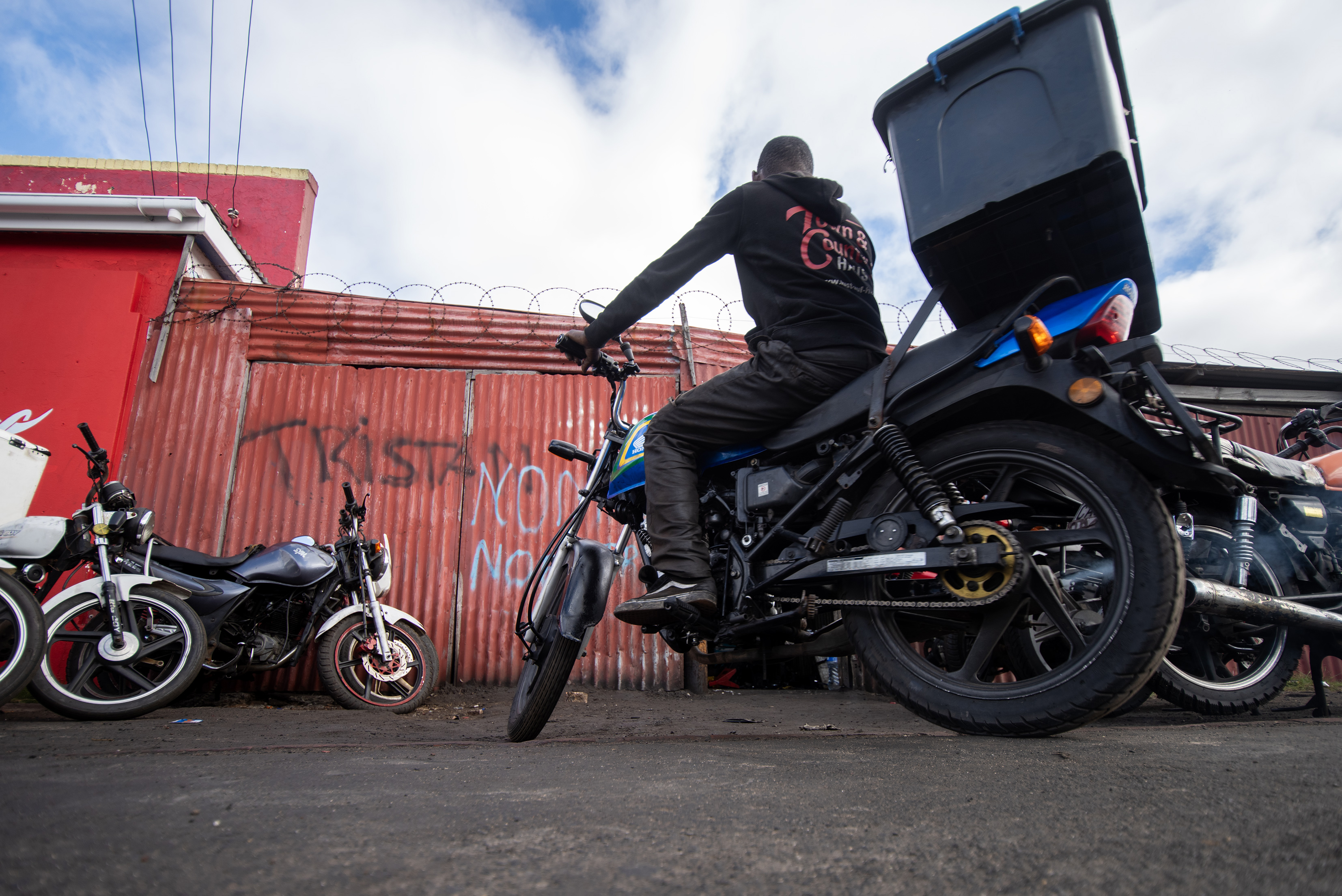 In photos: Bike delivery guys risk life and limb to deliver our goods ...